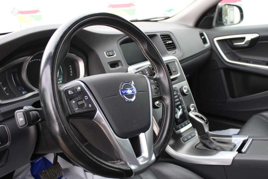 Melns Volvo V60 2013 Viļņa, ar dzinēja tilpumu 2.40 L un nobraukumu 291 tūkst. km par 7890 €, foto 4 vietnē AUTOMOTO.COM.LV