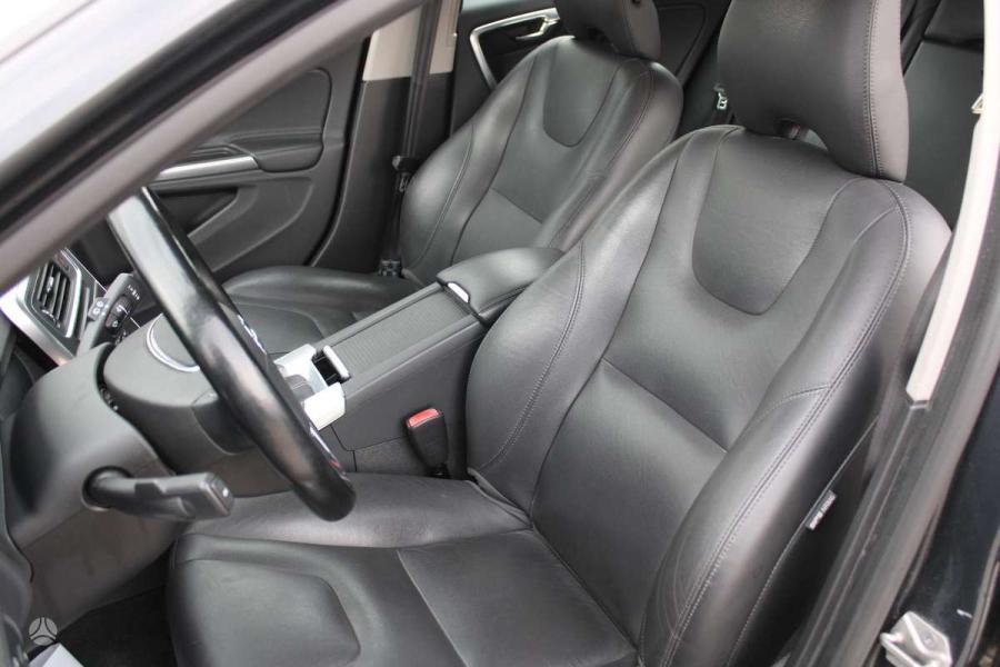 Melns Volvo V60 2013 Viļņa, ar dzinēja tilpumu 2.40 L un nobraukumu 291 tūkst. km par 7890 €, foto 5 vietnē AUTOMOTO.COM.LV