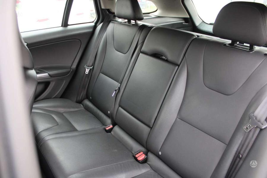 Melns Volvo V60 2013 Viļņa, ar dzinēja tilpumu 2.40 L un nobraukumu 291 tūkst. km par 7890 €, foto 7 vietnē AUTOMOTO.COM.LV