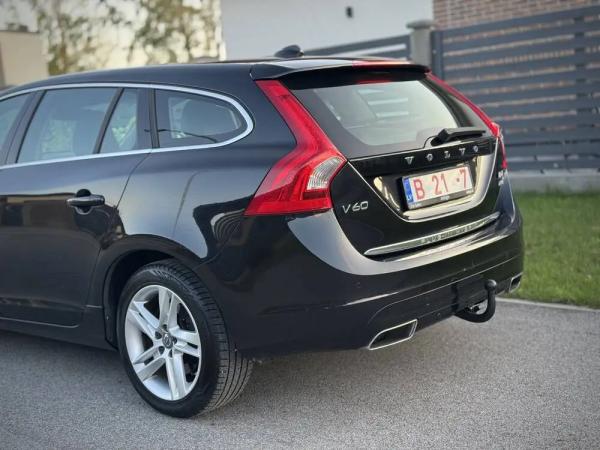 Black Volvo V60 2013 in Jelgava, with an engine capacity of 2.40 L and mileage of 242 thousand km for 8500 €, photo 4 on AUTOMOTO.COM.LV