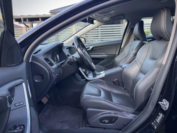 Black Volvo V60 2013 in Jelgava, with an engine capacity of 2.40 L and mileage of 242 thousand km for 8500 €, photo 10 on AUTOMOTO.COM.LV