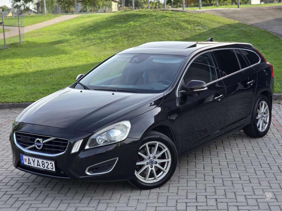 Black Volvo V60 2013 in Radviliskis, with an engine capacity of 2.40 L and mileage of 310 thousand km for 5200 €, photo 1 on AUTOMOTO.COM.LV