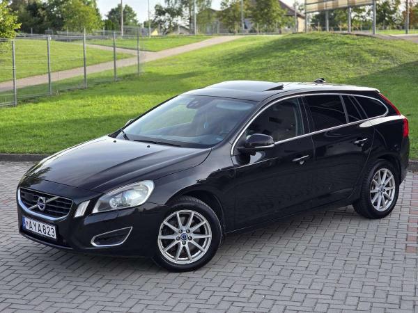 Black Volvo V60 2013 in Radviliskis, with an engine capacity of 2.40 L and mileage of 310 thousand km for 5200 €, photo 2 on AUTOMOTO.COM.LV