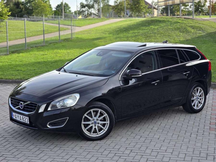 Black Volvo V60 2013 in Radviliskis, with an engine capacity of 2.40 L and mileage of 310 thousand km for 5200 €, photo 3 on AUTOMOTO.COM.LV