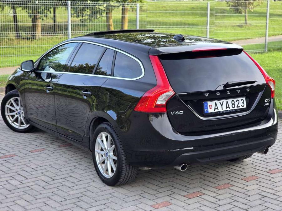 Black Volvo V60 2013 in Radviliskis, with an engine capacity of 2.40 L and mileage of 310 thousand km for 5200 €, photo 8 on AUTOMOTO.COM.LV