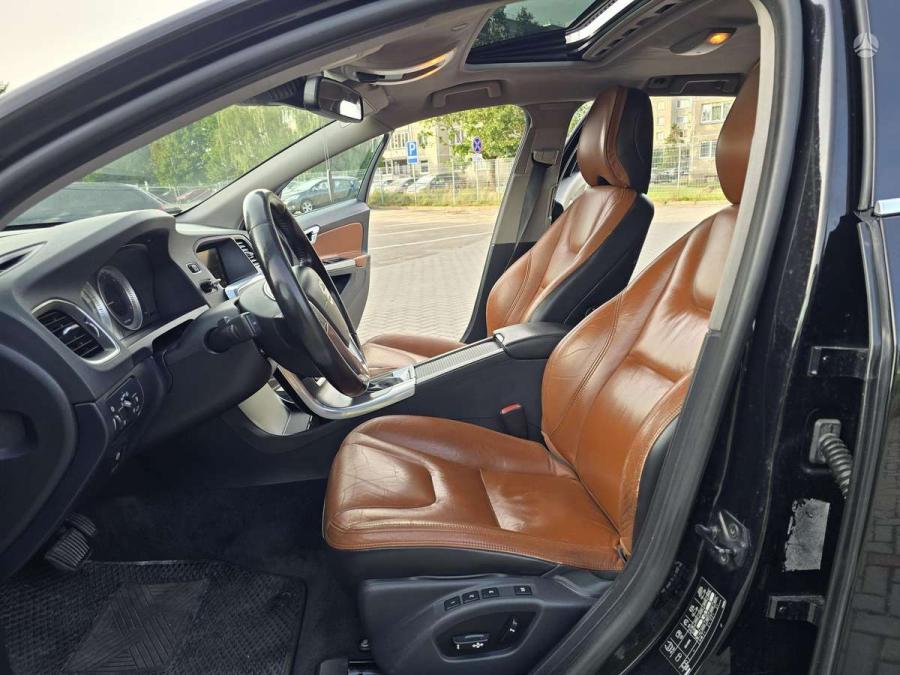Black Volvo V60 2013 in Radviliskis, with an engine capacity of 2.40 L and mileage of 310 thousand km for 5200 €, photo 11 on AUTOMOTO.COM.LV