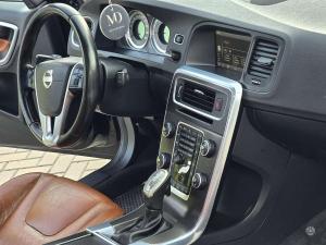Black Volvo V60 2013 in Radviliskis, with an engine capacity of 2.40 L and mileage of 310 thousand km for 5200 €, photo 14 on AUTOMOTO.COM.LV