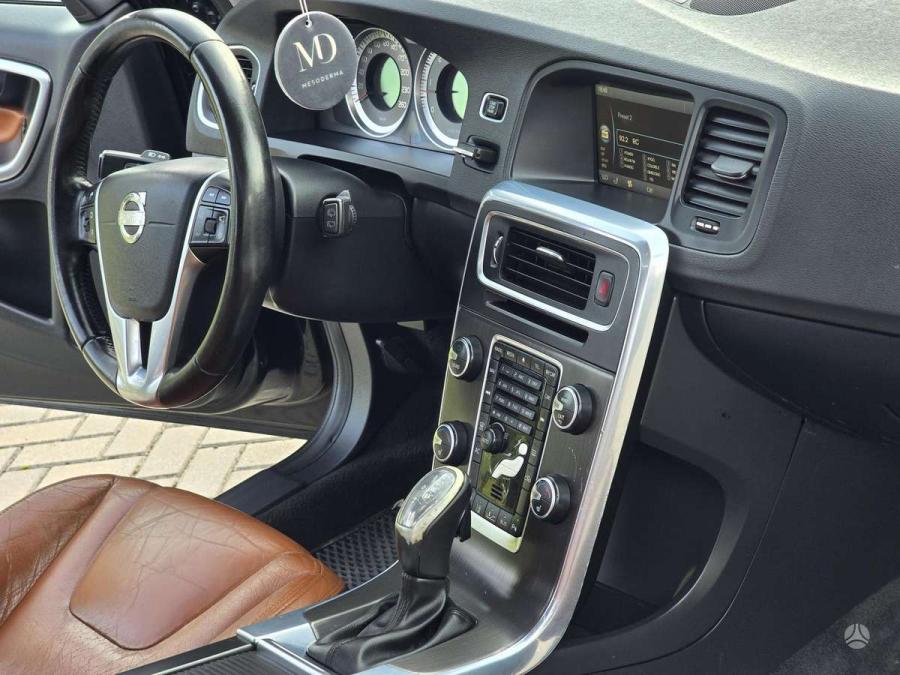 Black Volvo V60 2013 in Radviliskis, with an engine capacity of 2.40 L and mileage of 310 thousand km for 5200 €, photo 14 on AUTOMOTO.COM.LV