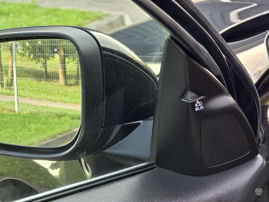 Black Volvo V60 2013 in Radviliskis, with an engine capacity of 2.40 L and mileage of 310 thousand km for 5200 €, photo 17 on AUTOMOTO.COM.LV