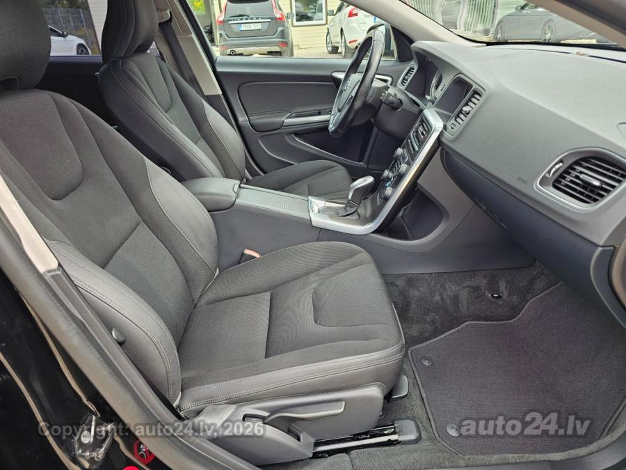 Black Volvo V60 2013 in Tartu, with an engine capacity of 2.40 L and mileage of 245 thousand km for 6990 €, photo 12 on AUTOMOTO.COM.LV