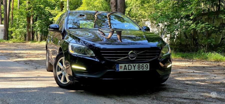 Black Volvo V60 2013 in Vilnius, with an engine capacity of 1.98 L and mileage of 289 thousand km for 6399 €, photo 1 on AUTOMOTO.COM.LV