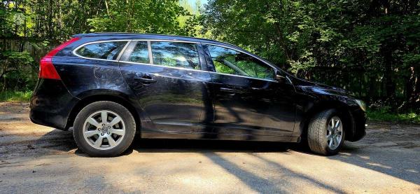 Black Volvo V60 2013 in Vilnius, with an engine capacity of 1.98 L and mileage of 289 thousand km for 6399 €, photo 4 on AUTOMOTO.COM.LV
