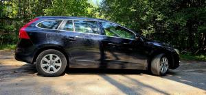 Black Volvo V60 2013 in Vilnius, with an engine capacity of 1.98 L and mileage of 289 thousand km for 6399 €, photo 4 on AUTOMOTO.COM.LV