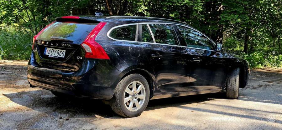 Black Volvo V60 2013 in Vilnius, with an engine capacity of 1.98 L and mileage of 289 thousand km for 6399 €, photo 5 on AUTOMOTO.COM.LV