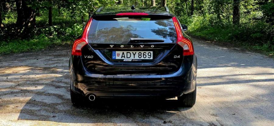 Black Volvo V60 2013 in Vilnius, with an engine capacity of 1.98 L and mileage of 289 thousand km for 6399 €, photo 6 on AUTOMOTO.COM.LV