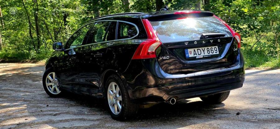 Black Volvo V60 2013 in Vilnius, with an engine capacity of 1.98 L and mileage of 289 thousand km for 6399 €, photo 7 on AUTOMOTO.COM.LV