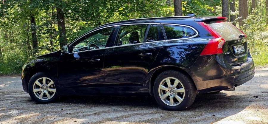 Black Volvo V60 2013 in Vilnius, with an engine capacity of 1.98 L and mileage of 289 thousand km for 6399 €, photo 8 on AUTOMOTO.COM.LV