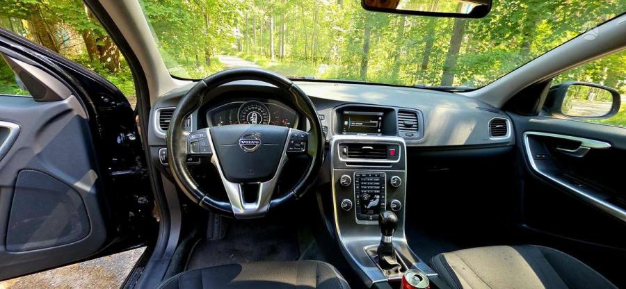Black Volvo V60 2013 in Vilnius, with an engine capacity of 1.98 L and mileage of 289 thousand km for 6399 €, photo 12 on AUTOMOTO.COM.LV