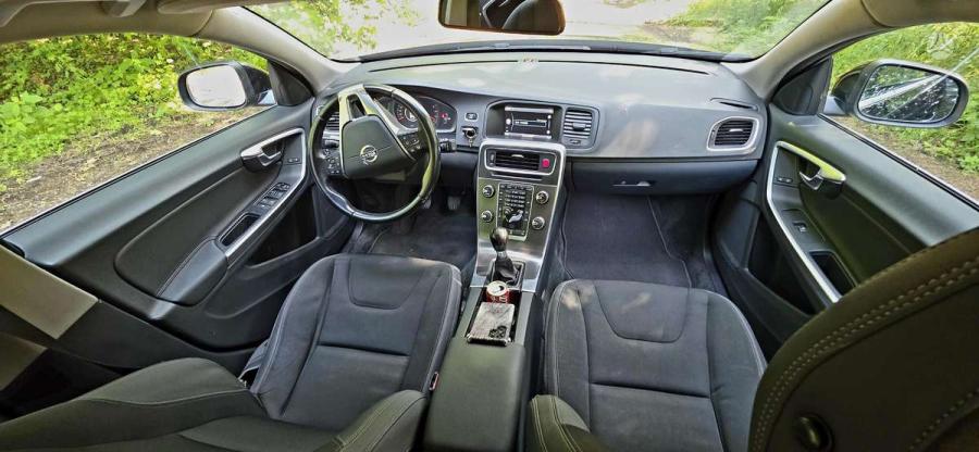 Black Volvo V60 2013 in Vilnius, with an engine capacity of 1.98 L and mileage of 289 thousand km for 6399 €, photo 15 on AUTOMOTO.COM.LV