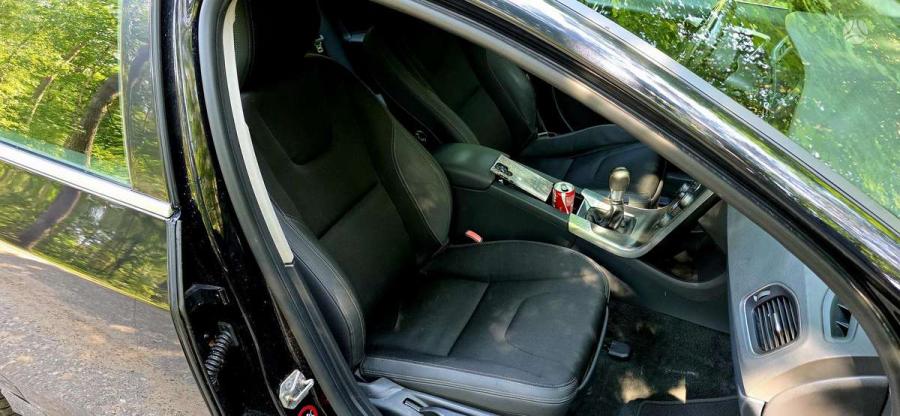 Black Volvo V60 2013 in Vilnius, with an engine capacity of 1.98 L and mileage of 289 thousand km for 6399 €, photo 16 on AUTOMOTO.COM.LV