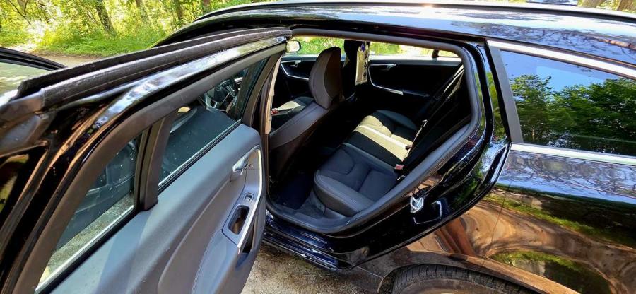 Black Volvo V60 2013 in Vilnius, with an engine capacity of 1.98 L and mileage of 289 thousand km for 6399 €, photo 17 on AUTOMOTO.COM.LV