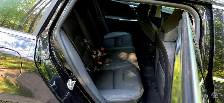 Black Volvo V60 2013 in Vilnius, with an engine capacity of 1.98 L and mileage of 289 thousand km for 6399 €, photo 18 on AUTOMOTO.COM.LV