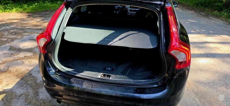 Black Volvo V60 2013 in Vilnius, with an engine capacity of 1.98 L and mileage of 289 thousand km for 6399 €, photo 20 on AUTOMOTO.COM.LV