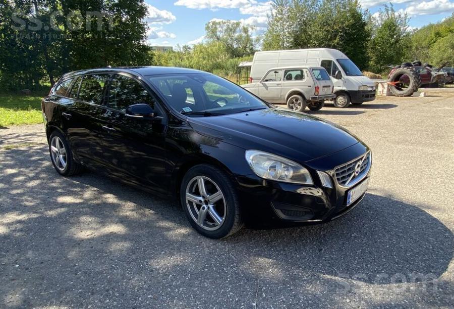 Black Volvo V60 2013 in Kraslava, with an engine capacity of 2.00 L and mileage of 194 thousand km for 4900 €, photo 1 on AUTOMOTO.COM.LV
