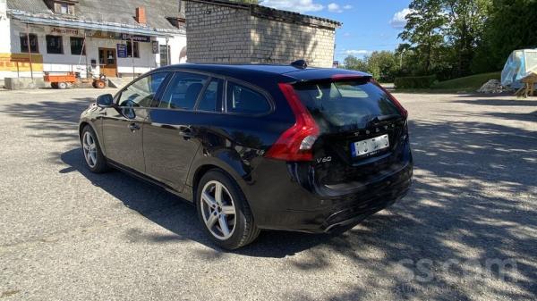 Black Volvo V60 2013 in Kraslava, with an engine capacity of 2.00 L and mileage of 194 thousand km for 4900 €, photo 2 on AUTOMOTO.COM.LV
