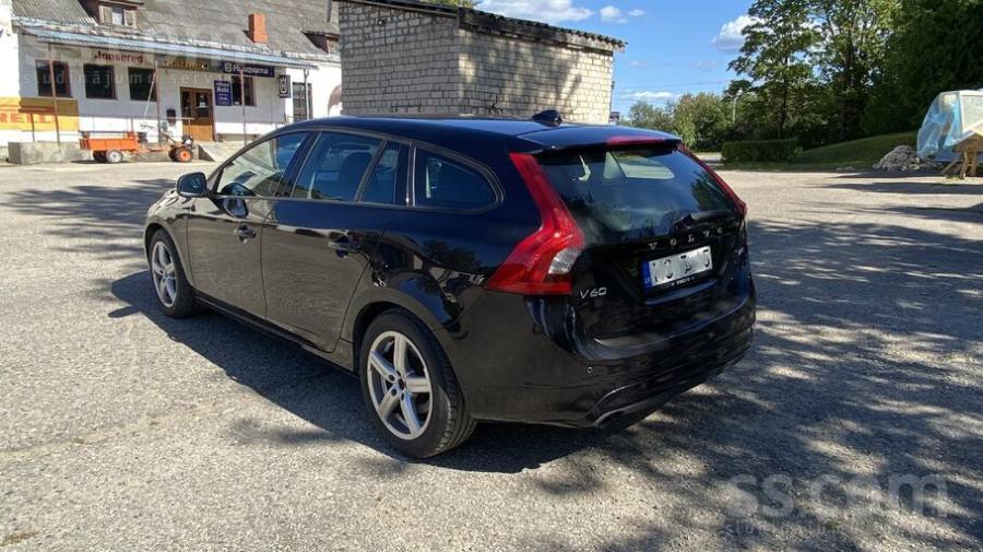 Black Volvo V60 2013 in Kraslava, with an engine capacity of 2.00 L and mileage of 194 thousand km for 4900 €, photo 3 on AUTOMOTO.COM.LV