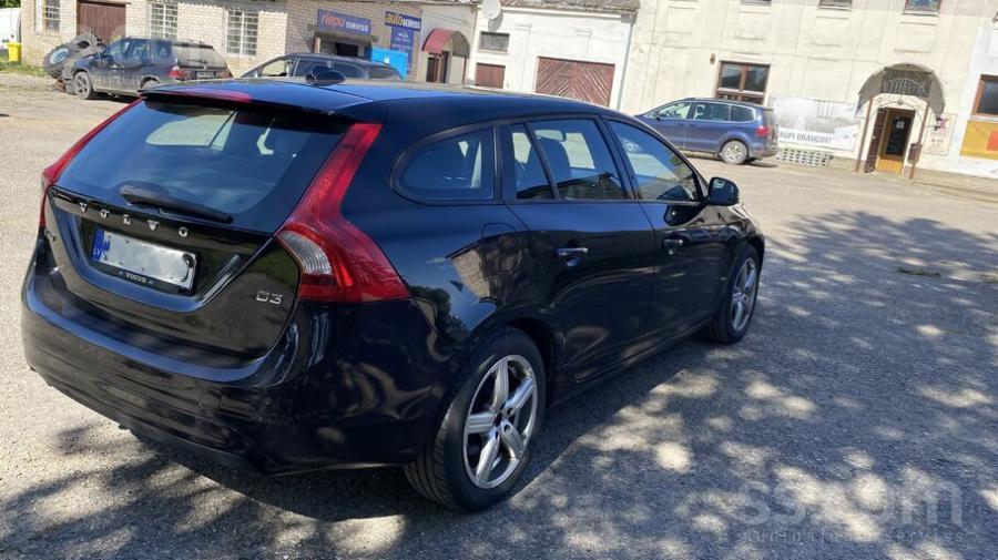Black Volvo V60 2013 in Kraslava, with an engine capacity of 2.00 L and mileage of 194 thousand km for 4900 €, photo 4 on AUTOMOTO.COM.LV