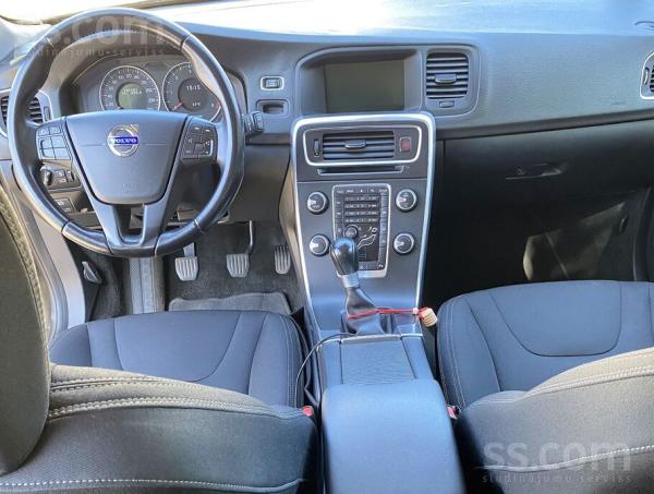 Black Volvo V60 2013 in Kraslava, with an engine capacity of 2.00 L and mileage of 194 thousand km for 4900 €, photo 4 on AUTOMOTO.COM.LV