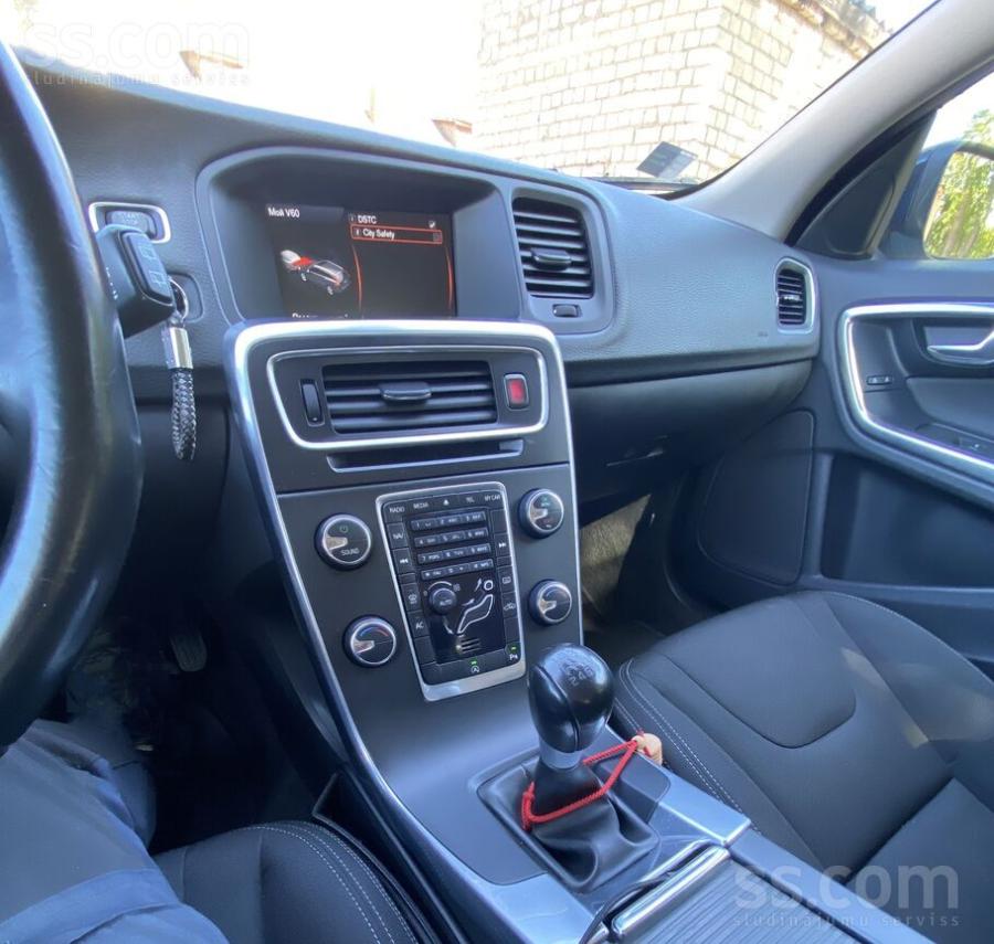 Black Volvo V60 2013 in Kraslava, with an engine capacity of 2.00 L and mileage of 194 thousand km for 4900 €, photo 6 on AUTOMOTO.COM.LV