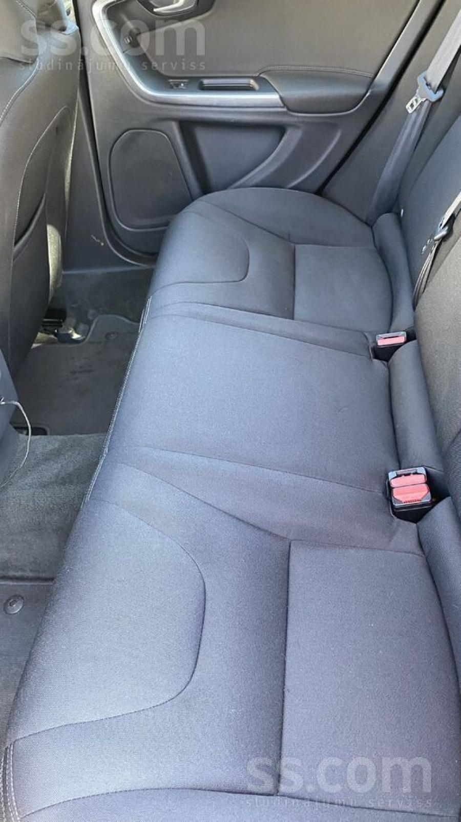 Black Volvo V60 2013 in Kraslava, with an engine capacity of 2.00 L and mileage of 194 thousand km for 4900 €, photo 8 on AUTOMOTO.COM.LV