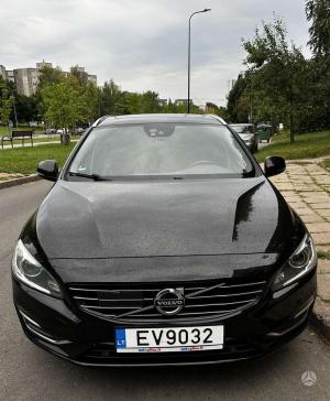 Melns Volvo V60 2013 Viļņa, ar dzinēja tilpumu 2.40 L un nobraukumu 400 tūkst. km par 5999 €, foto  vietnē AUTOMOTO.COM.LV