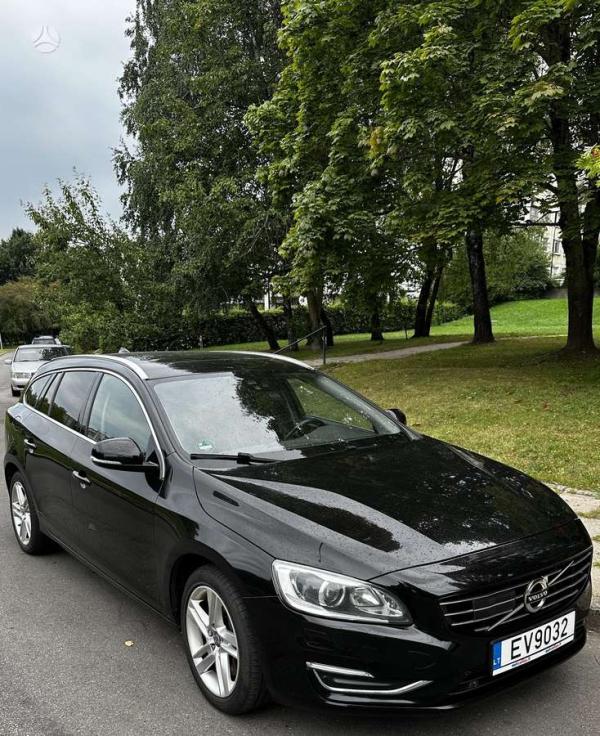 Black Volvo V60 2013 in Vilnius, with an engine capacity of 2.40 L and mileage of 400 thousand km for 5999 €, photo 4 on AUTOMOTO.COM.LV