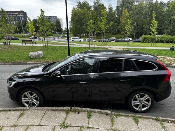 Black Volvo V60 2013 in Vilnius, with an engine capacity of 2.40 L and mileage of 400 thousand km for 5999 €, photo 5 on AUTOMOTO.COM.LV