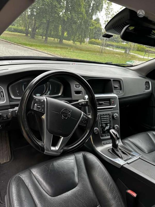 Black Volvo V60 2013 in Vilnius, with an engine capacity of 2.40 L and mileage of 400 thousand km for 5999 €, photo 11 on AUTOMOTO.COM.LV