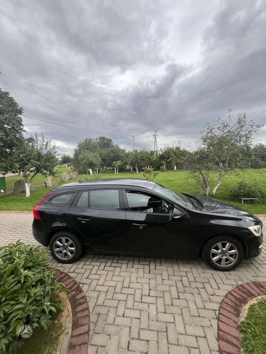 Black Volvo V60 2013 in Telschi, with an engine capacity of 1.98 L and mileage of 210 thousand km for 2100 €, photo 3 on AUTOMOTO.COM.LV