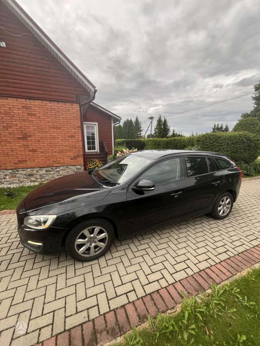 Black Volvo V60 2013 in Telschi, with an engine capacity of 1.98 L and mileage of 210 thousand km for 2100 €, photo 5 on AUTOMOTO.COM.LV
