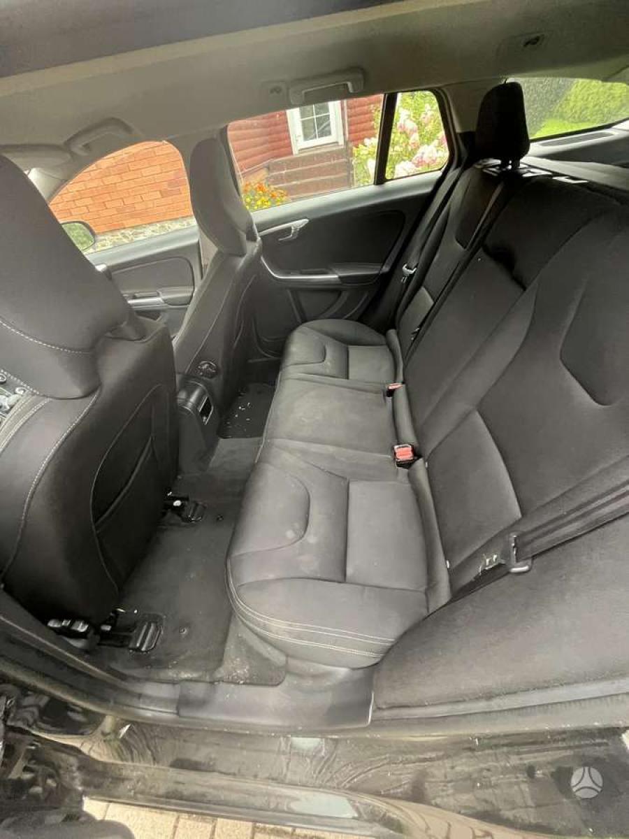 Black Volvo V60 2013 in Telschi, with an engine capacity of 1.98 L and mileage of 210 thousand km for 2100 €, photo 6 on AUTOMOTO.COM.LV