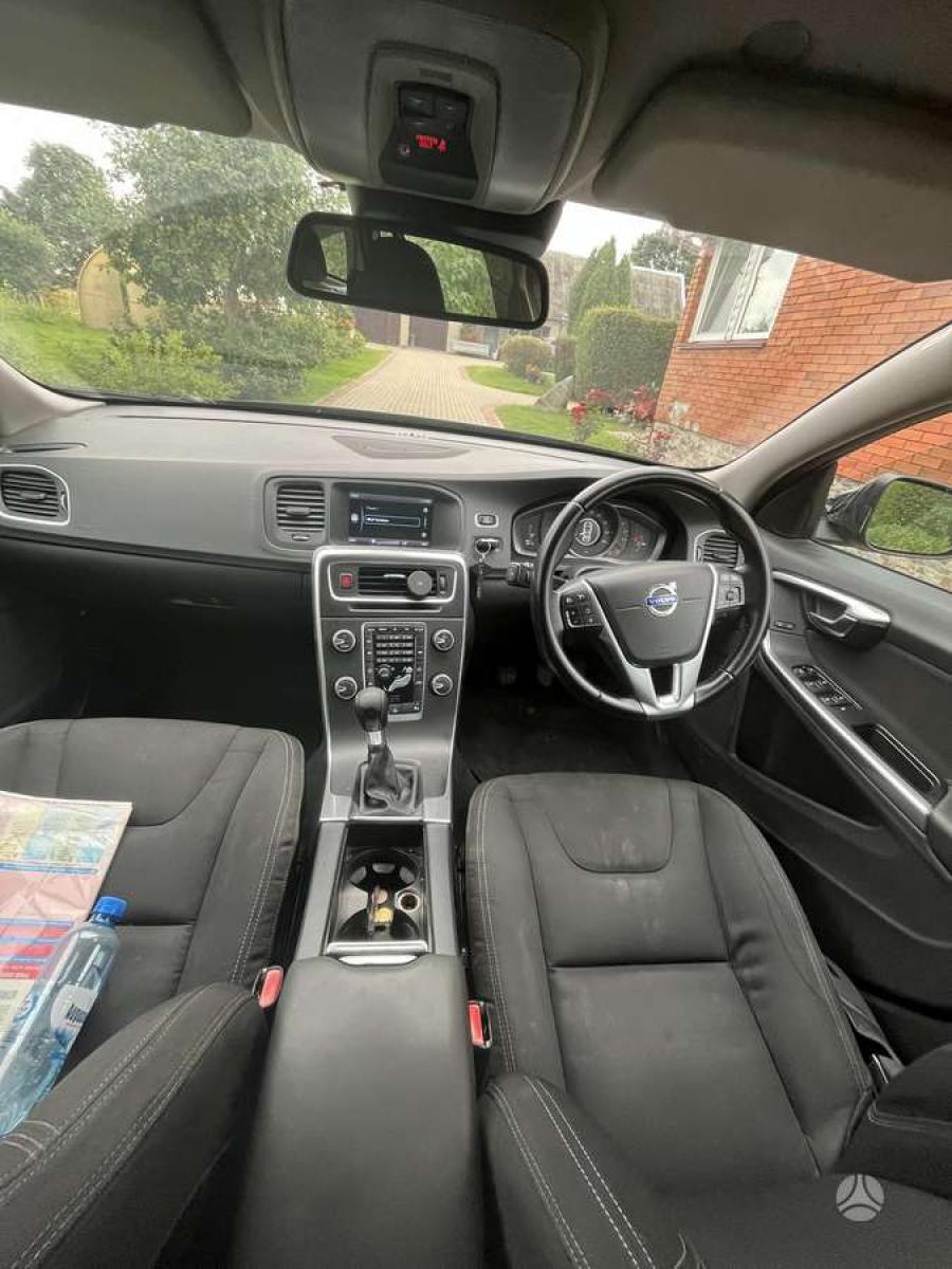 Black Volvo V60 2013 in Telschi, with an engine capacity of 1.98 L and mileage of 210 thousand km for 2100 €, photo 7 on AUTOMOTO.COM.LV