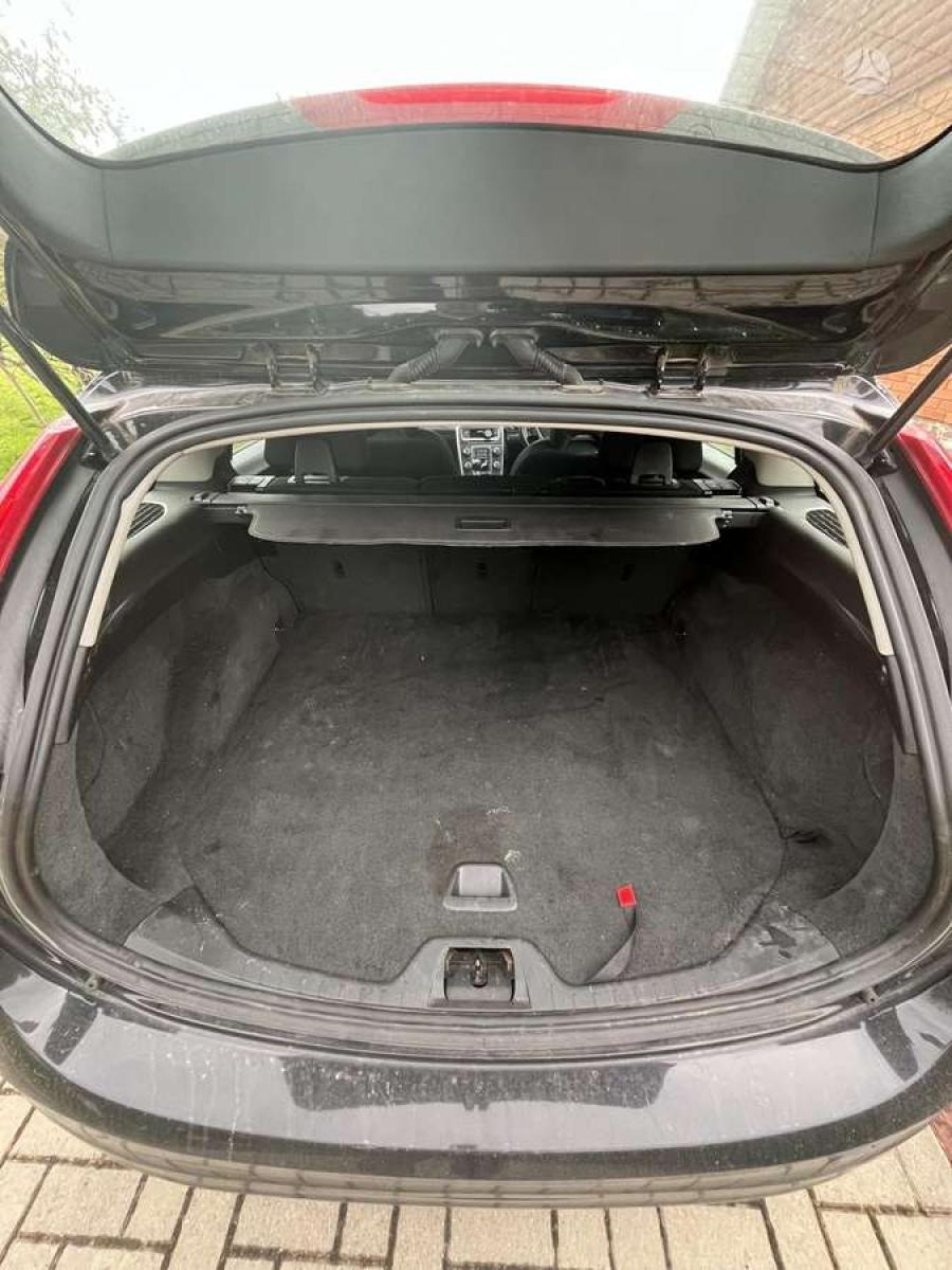 Black Volvo V60 2013 in Telschi, with an engine capacity of 1.98 L and mileage of 210 thousand km for 2100 €, photo 8 on AUTOMOTO.COM.LV