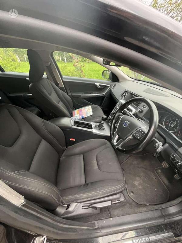 Black Volvo V60 2013 in Telschi, with an engine capacity of 1.98 L and mileage of 210 thousand km for 2100 €, photo 10 on AUTOMOTO.COM.LV