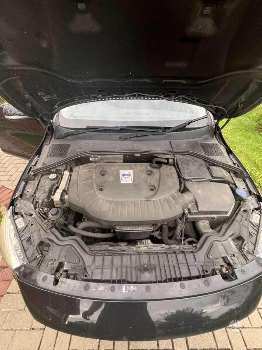 Black Volvo V60 2013 in Telschi, with an engine capacity of 1.98 L and mileage of 210 thousand km for 2100 €, photo 11 on AUTOMOTO.COM.LV
