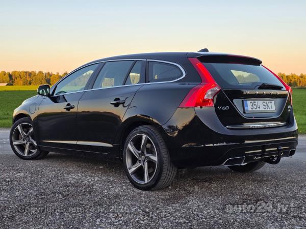 Melns Volvo V60 2013 Paide, ar dzinēja tilpumu 2.40 L un nobraukumu 213 tūkst. km par 9990 €, foto 5 vietnē AUTOMOTO.COM.LV