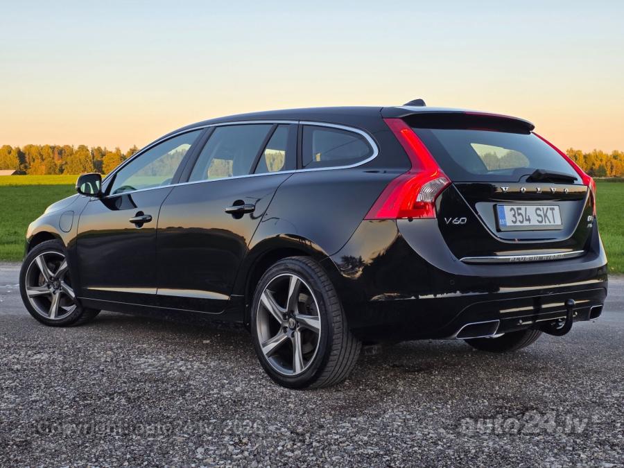 Black Volvo V60 2013 in Paide, with an engine capacity of 2.40 L and mileage of 213 thousand km for 9990 €, photo 5 on AUTOMOTO.COM.LV