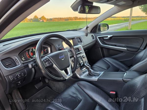 Melns Volvo V60 2013 Paide, ar dzinēja tilpumu 2.40 L un nobraukumu 213 tūkst. km par 9990 €, foto 9 vietnē AUTOMOTO.COM.LV