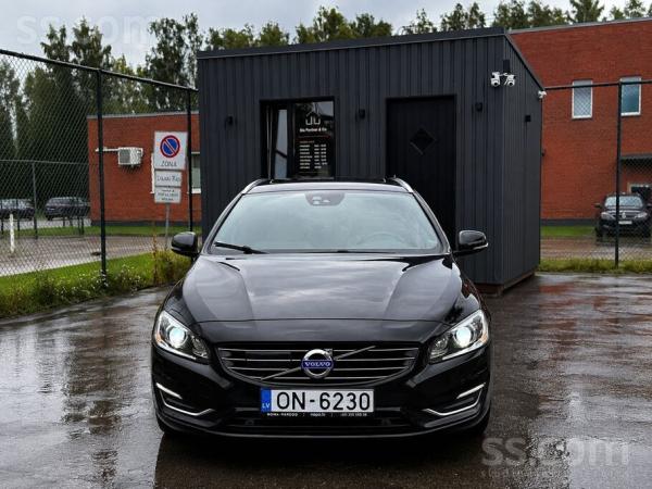 Melns Volvo V60 2013 Rīga, ar dzinēja tilpumu 2.40 L un nobraukumu 265 tūkst. km par 13900 €, foto 3 vietnē AUTOMOTO.COM.LV