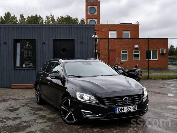 Melns Volvo V60 2013 Rīga, ar dzinēja tilpumu 2.40 L un nobraukumu 265 tūkst. km par 13900 €, foto 4 vietnē AUTOMOTO.COM.LV